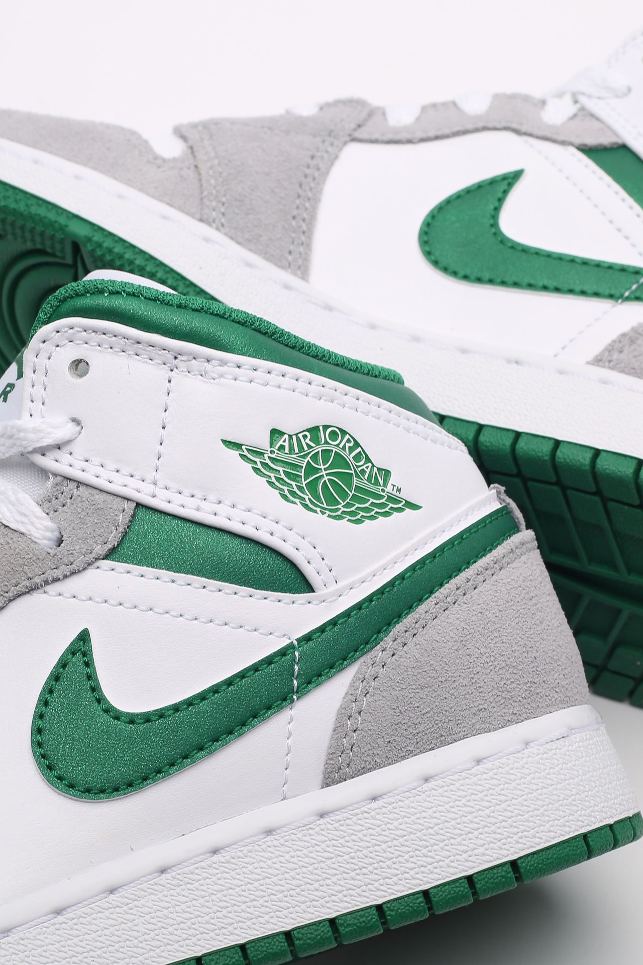 Женские кроссовки Jordan 1 Mid SE (GS) (DC7248-103) - купить оригинал в ...