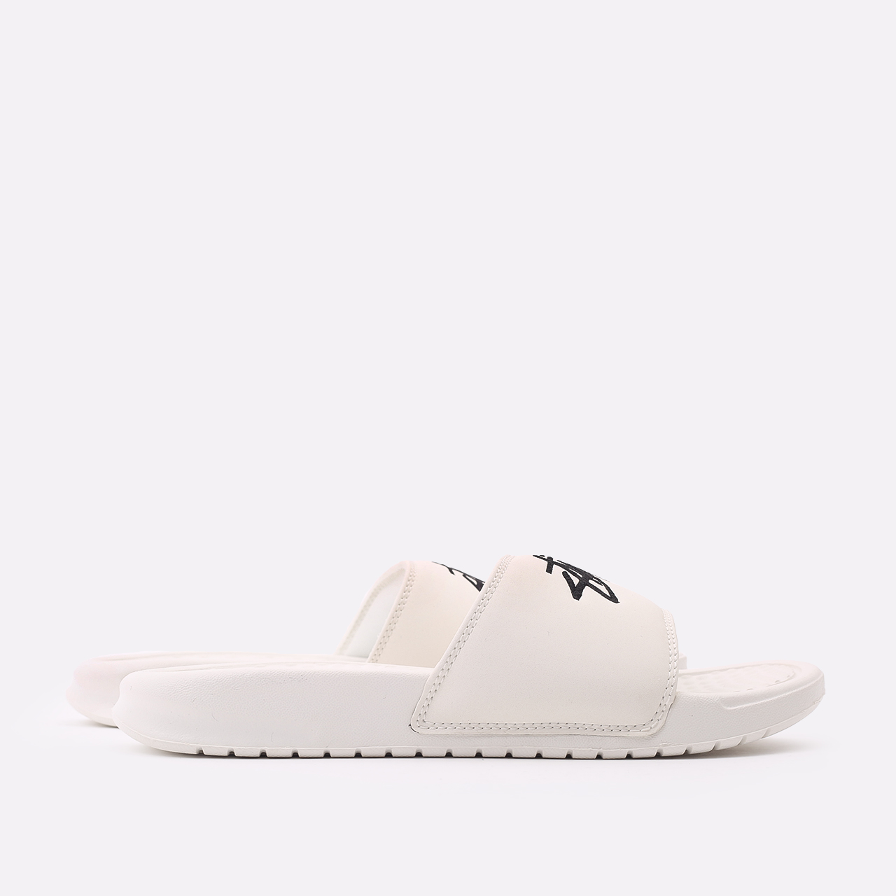 Купить белые сланцы Benassi x Stussy от Nike (DC5239-100) по цене рублей